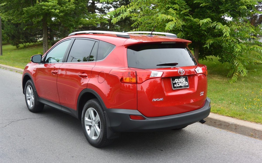 Note the rear spoiler above the tailgate. - Picture Gallery, photo 2/22 ...