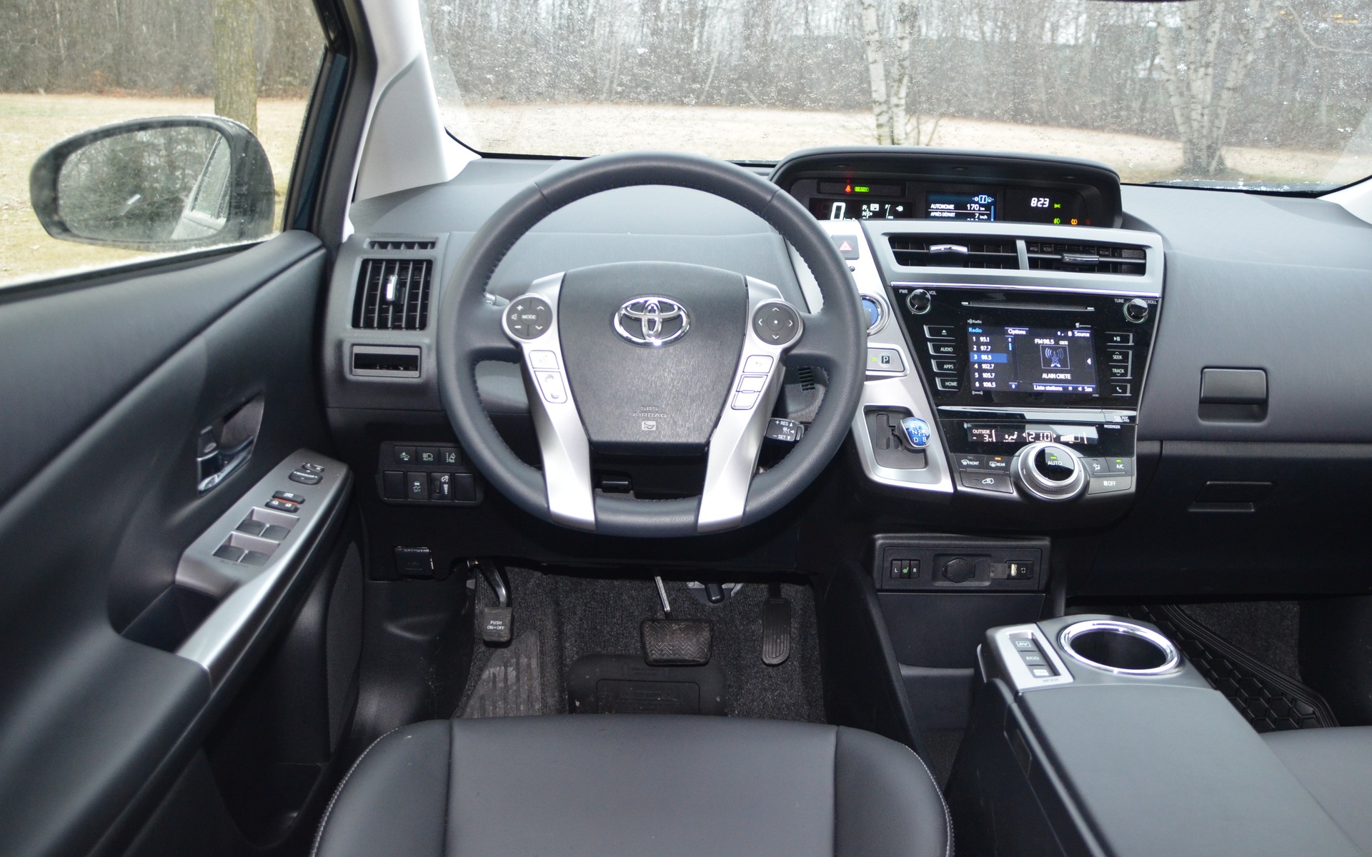 2018 Toyota Prius v photos - 3/6 - The Car Guide